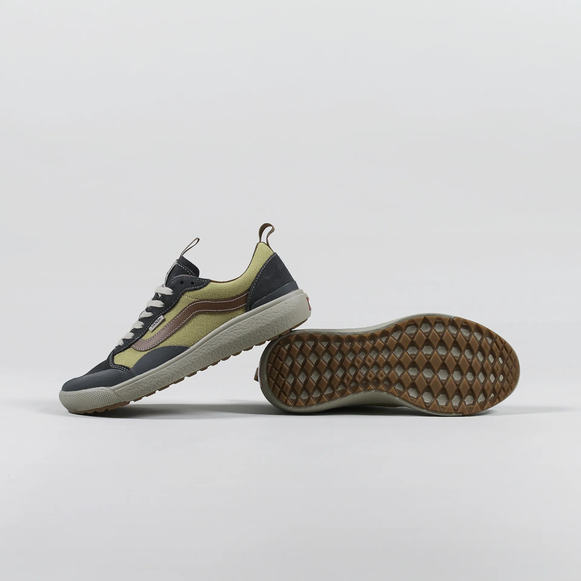 Vans Lifestyle UltraRange Exo Shoes Asphalt Gum Trainers
